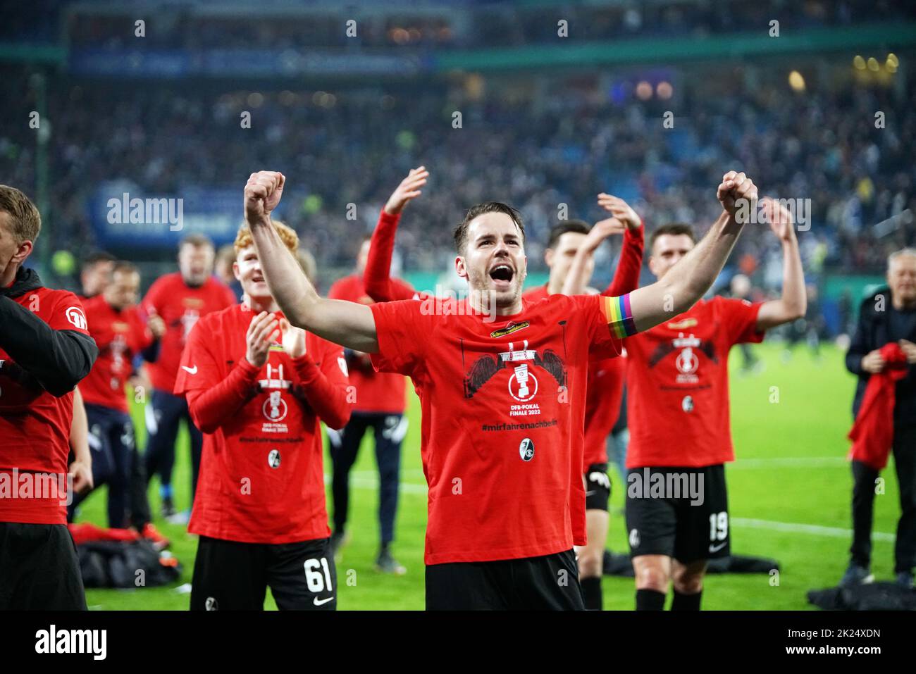Christian Günter (Freiburg) ist mit den Kollegen in Feierlaune nach dem ...