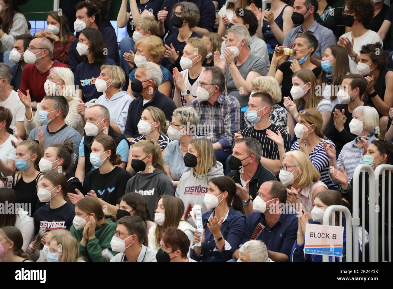 Zuschauer mit mundschutz hi-res stock photography and images - Alamy