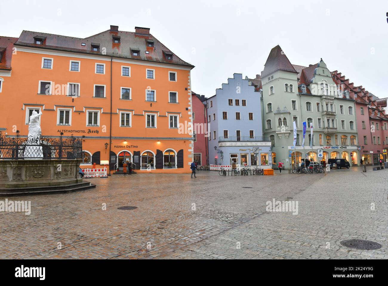 Altstadt von Regensburg an der Donau bei Regen im Winter, Bayern - Old ...