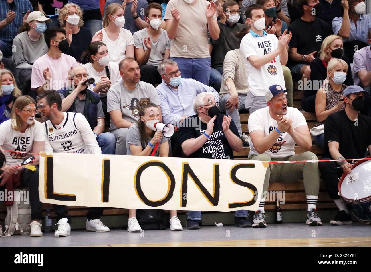 Mit Trommeln und Megafon macht auch der Anhang der Rheinland Lions ...