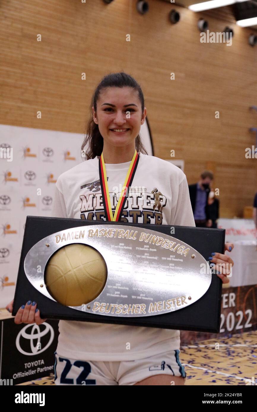 Stolz präsentiert Andjelina Radic (USC Eisvögel Freiburg) die ...