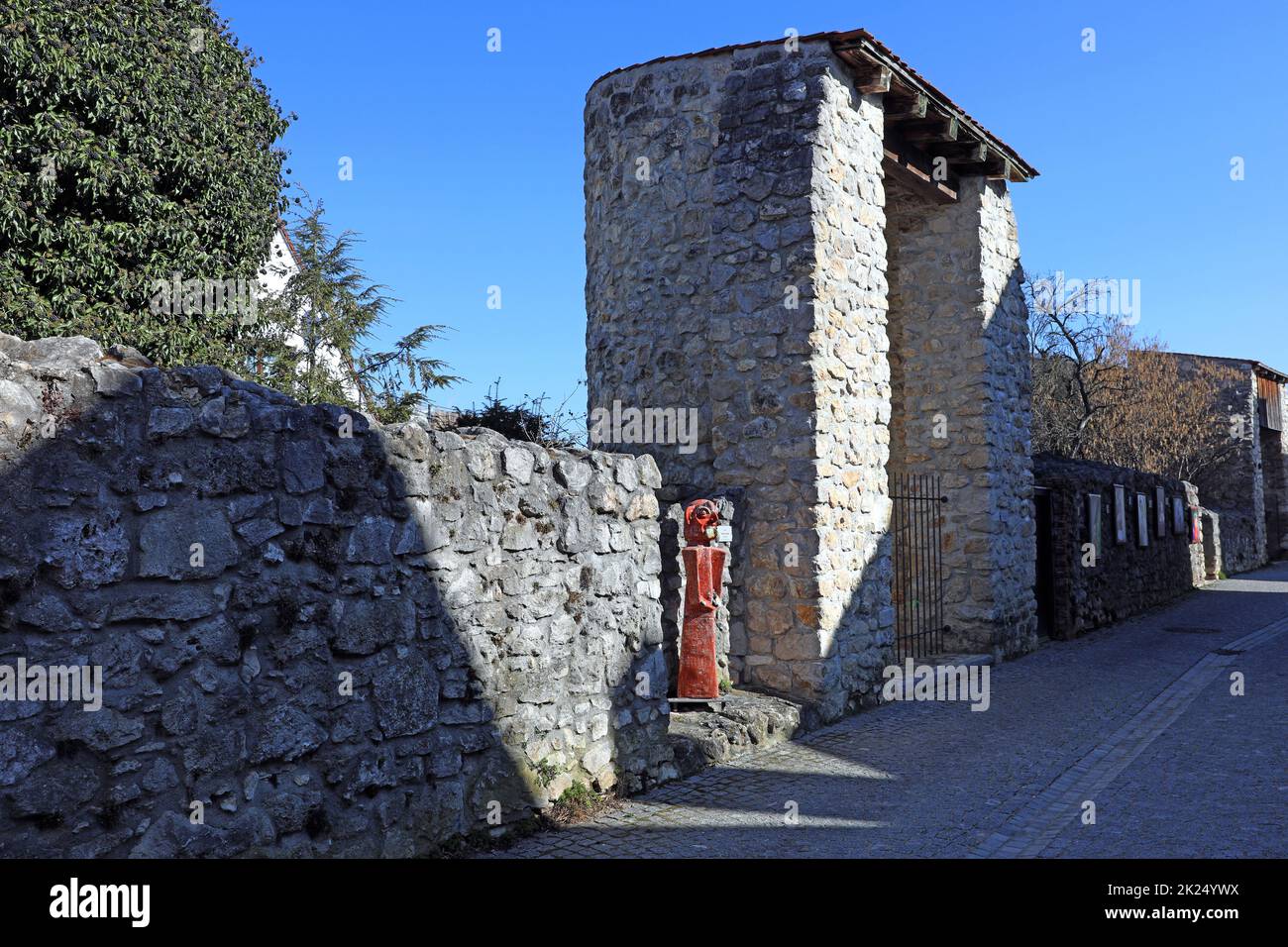 Ein Schalenturm an der alten Wehrmauer von Abensberg aus dem 13./14 ...