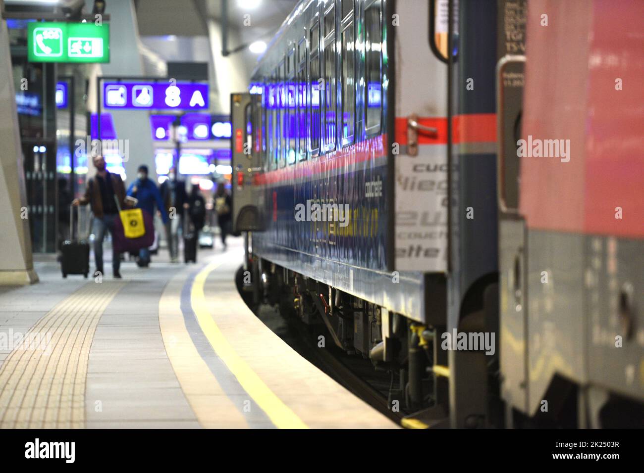 Bahnsteig auf dem neuen Hauptbahnhof in Wien in der Nacht, Österreich ...