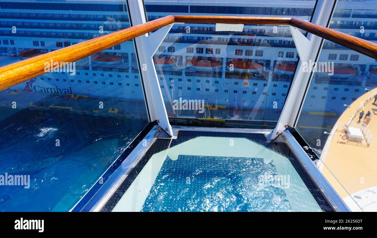 Symphony of the seas pool boat biggest hi-res stock photography and ...