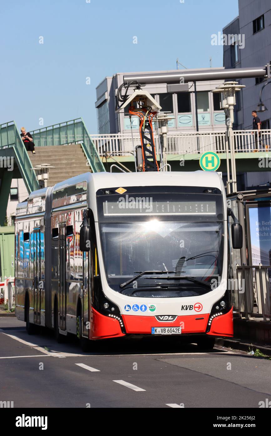 Elektrobus der Kölner Verkehrsbetriebe (KVB) an einer Ladestation ...