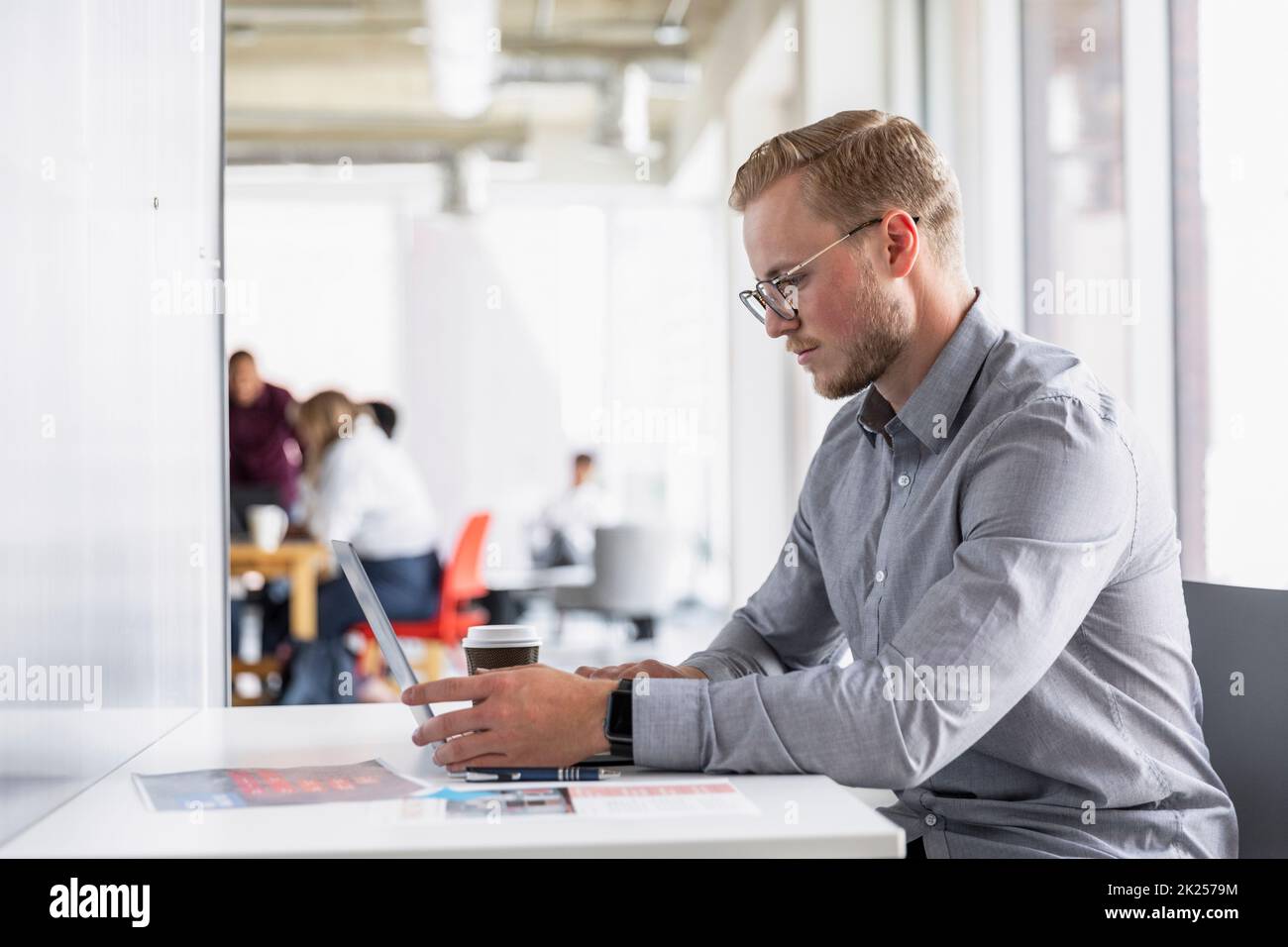 Woman behind screen hi-res stock photography and images - Alamy