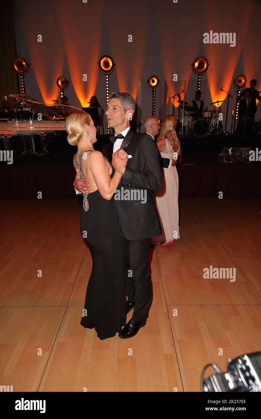 Isabel Edvardsson mit Ehemann Marcus Weiss, Hamburger Presseball 2022 ...