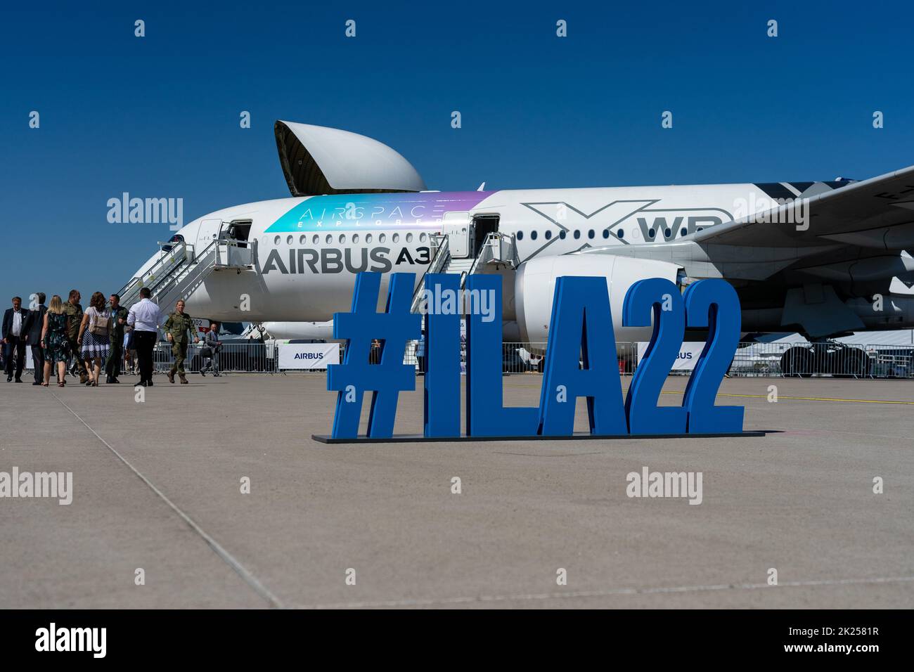 Modern wide body airliner hi-res stock photography and images - Alamy