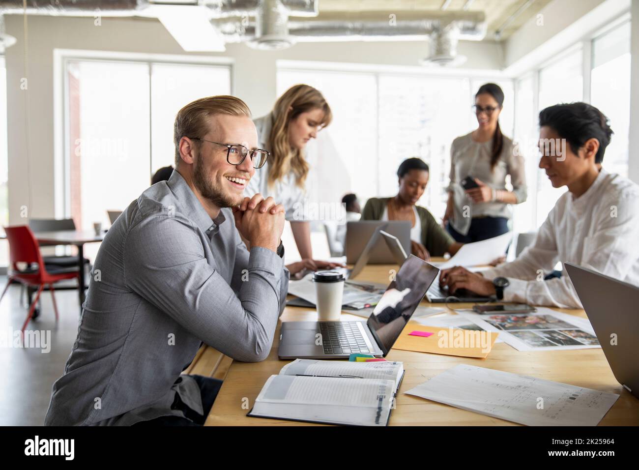 Team laugh hi-res stock photography and images - Alamy