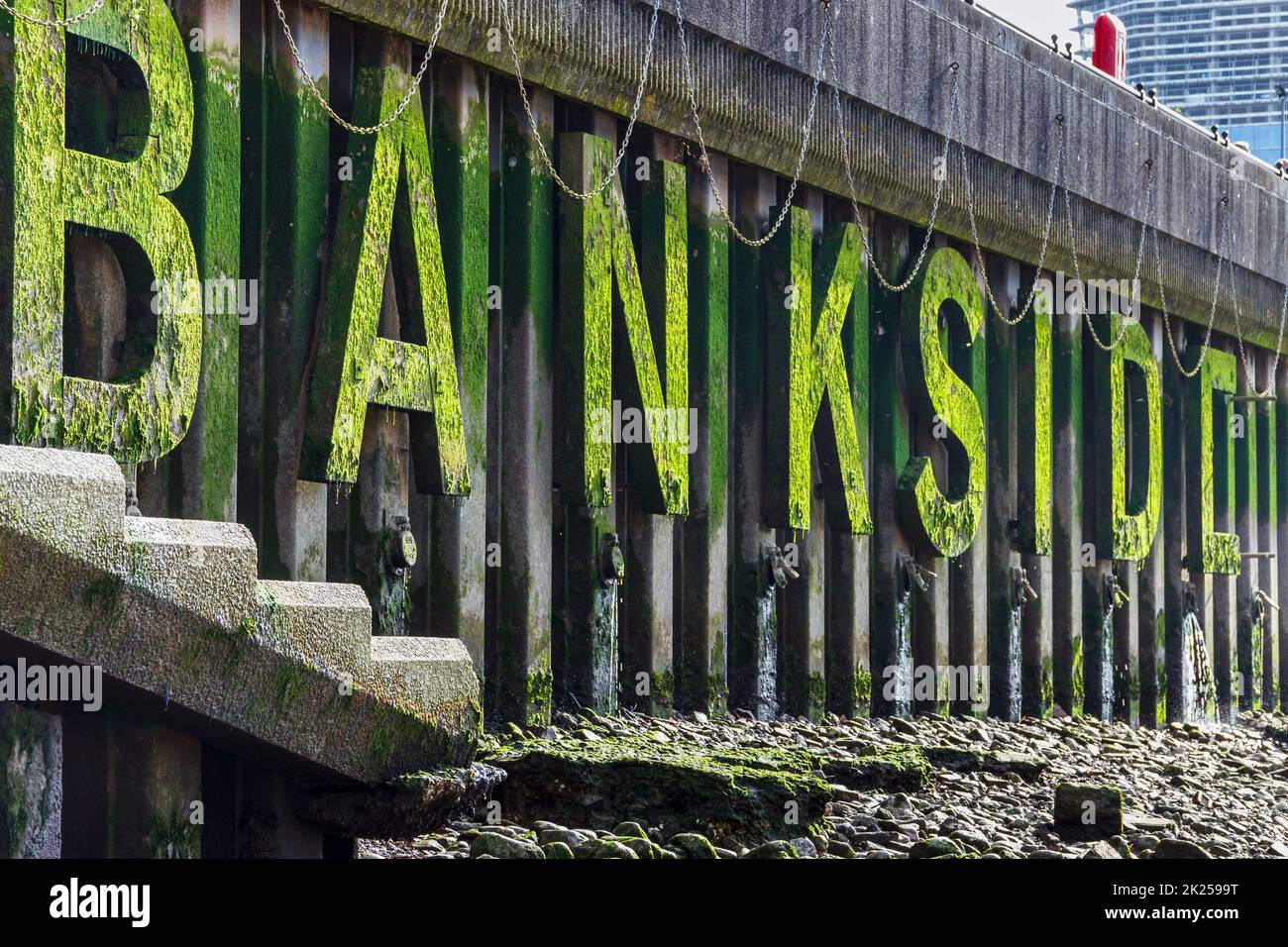 Stone wall river thames hi-res stock photography and images - Alamy