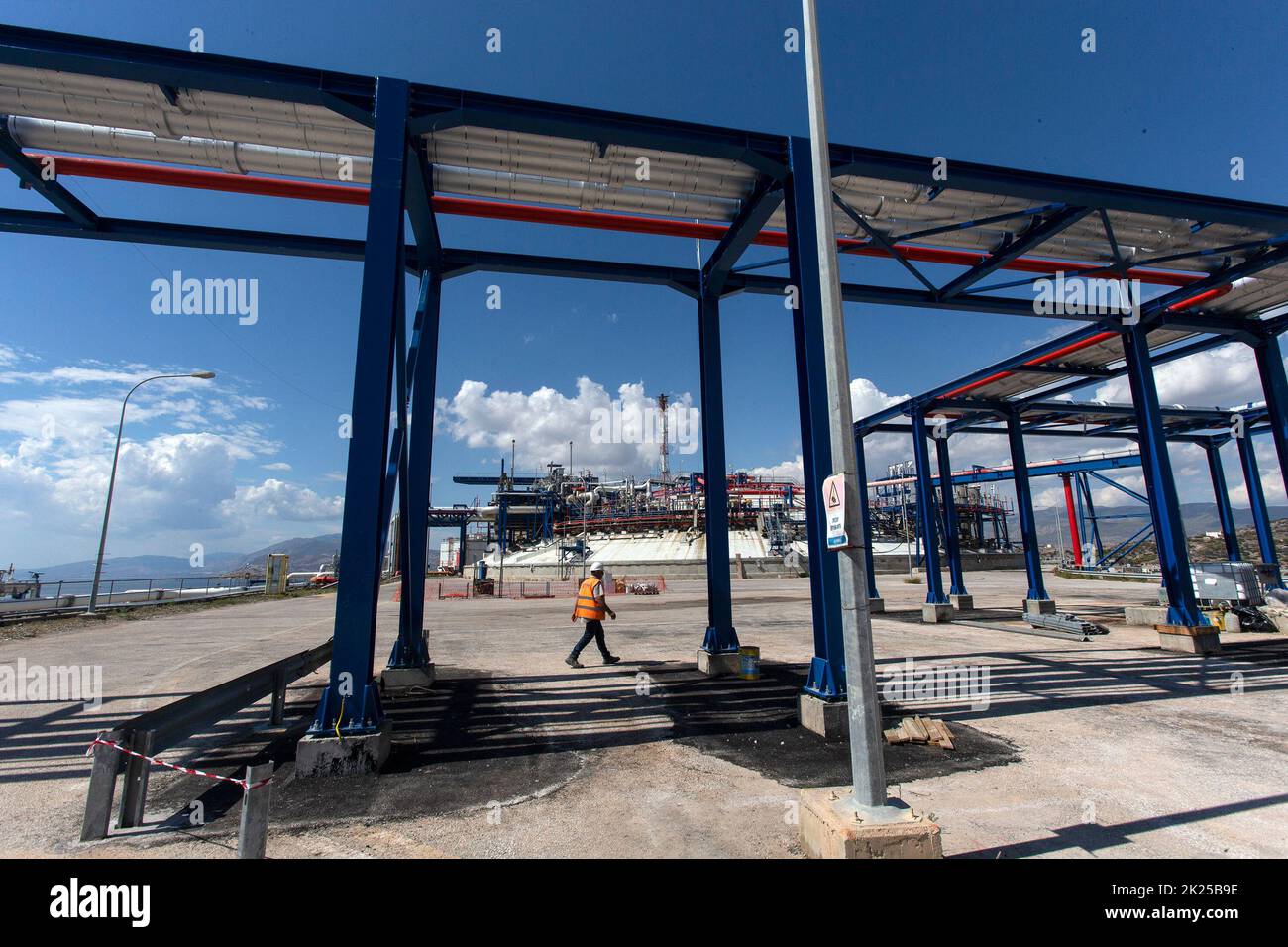 Revithoussa. 21st Sep, 2022. Photo taken on Sept. 21, 2022 shows a man ...