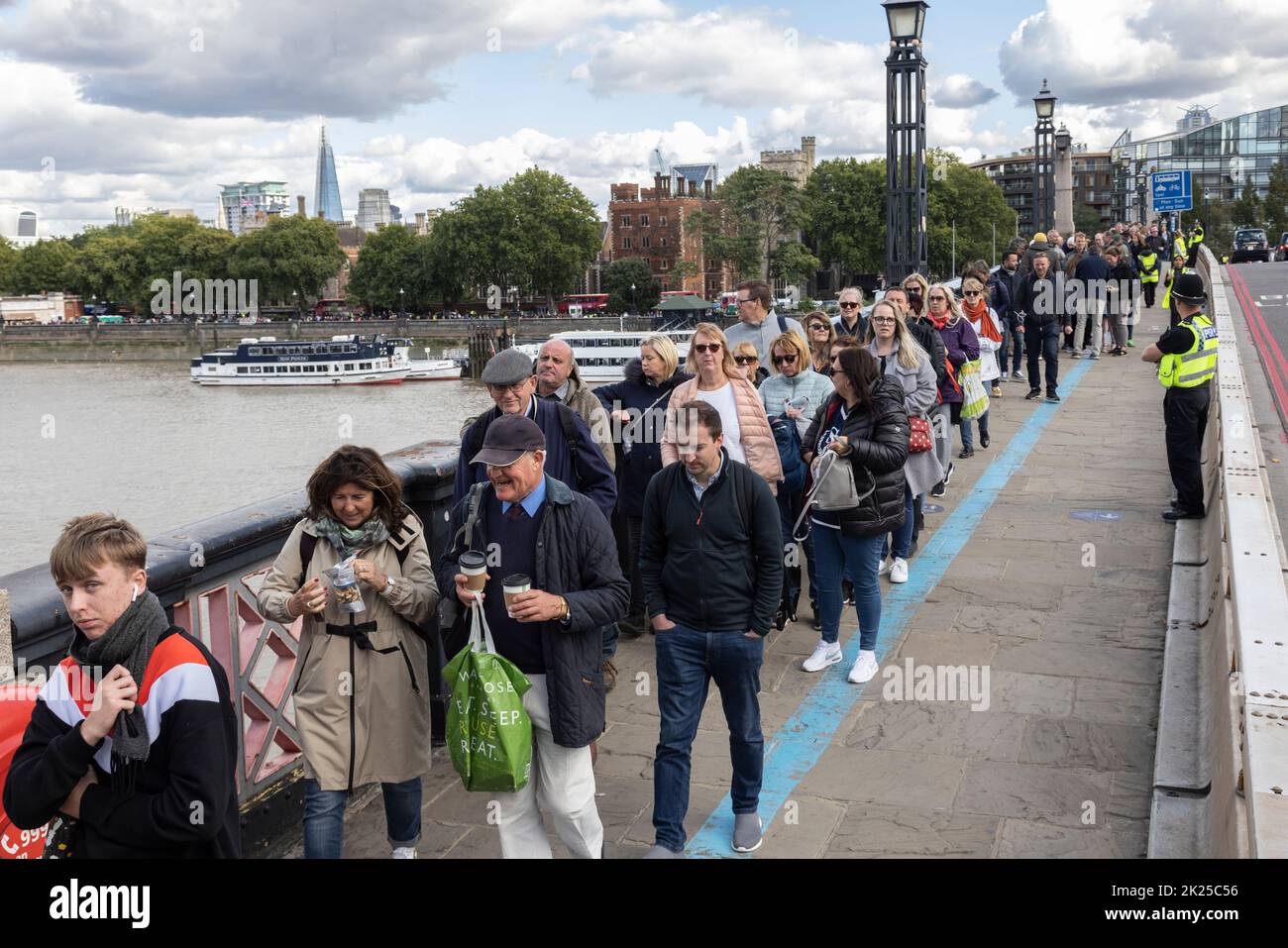 Royal mourners queue up to pay their respects and to visit the lying in ...