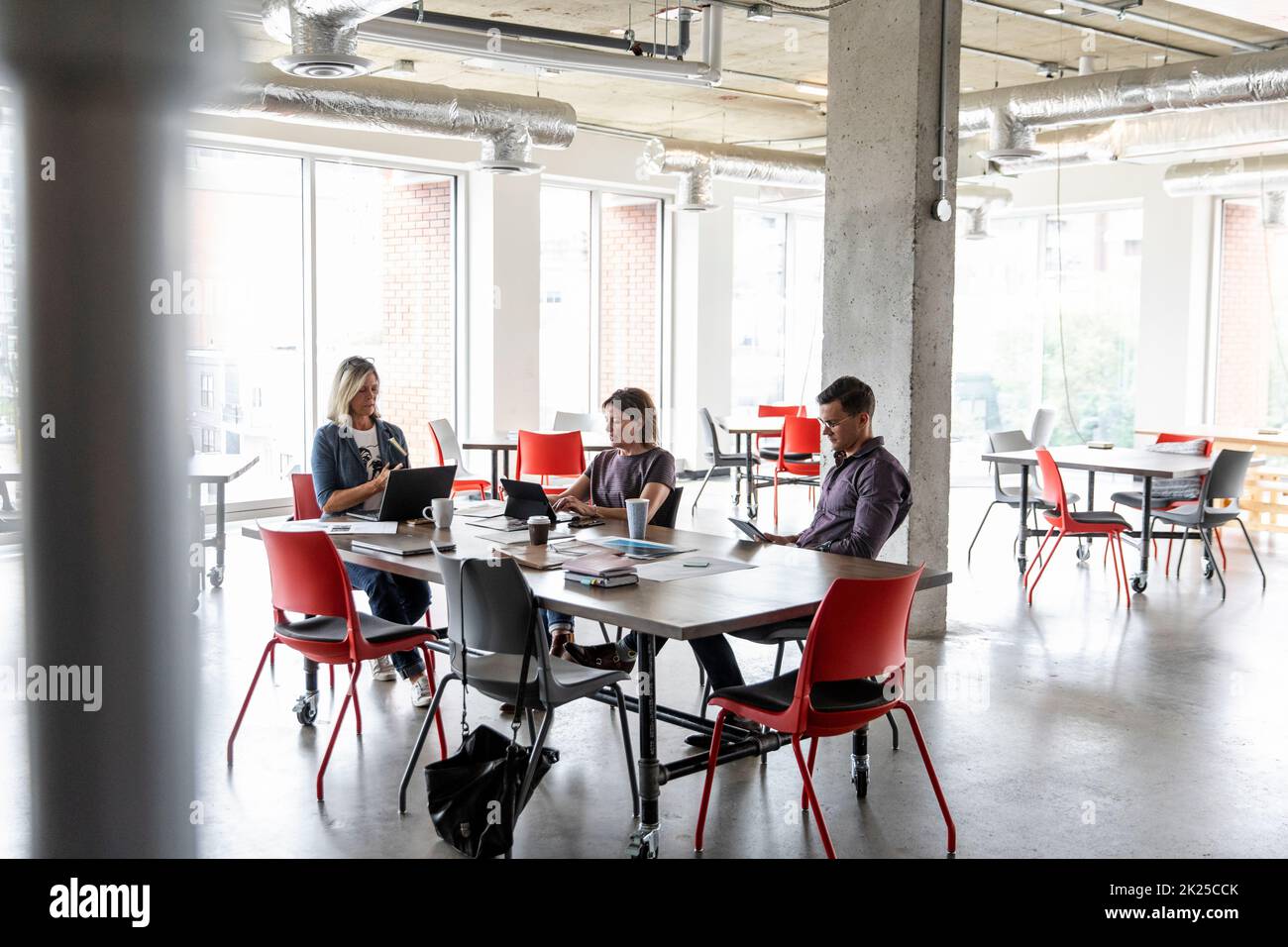 Coworkers communication hi-res stock photography and images - Alamy