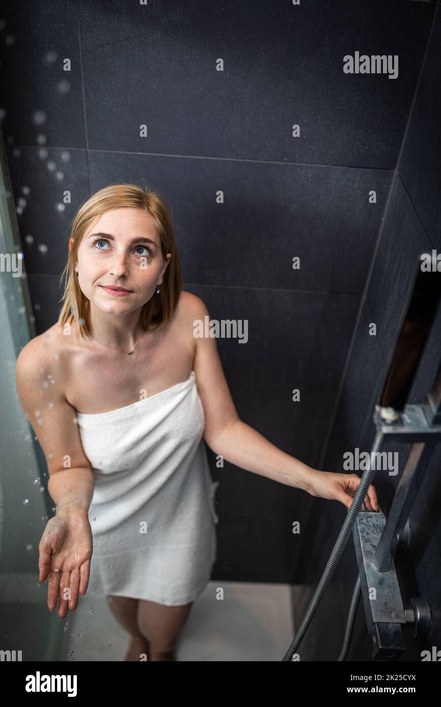 Hair and showerhead and woman hi-res stock photography and images - Alamy