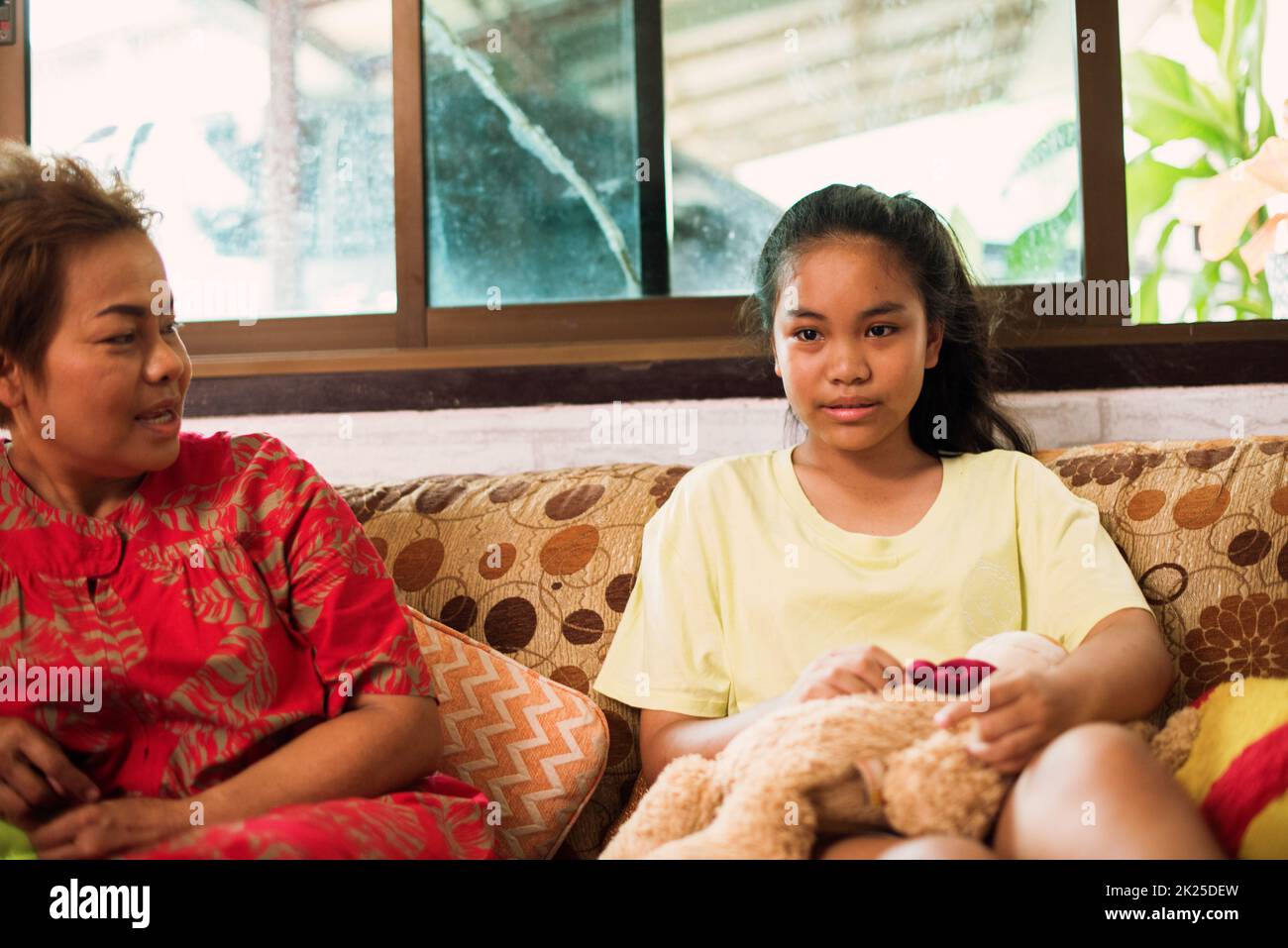 Family conversation on a couch Stock Photo - Alamy
