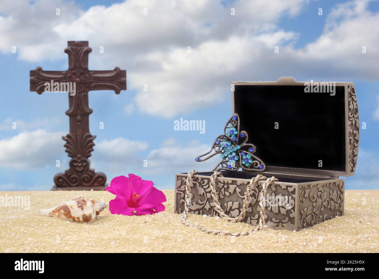 Cross box hi-res stock photography and images - Alamy