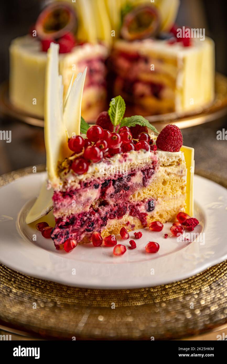 Summer berries cake hi-res stock photography and images - Alamy