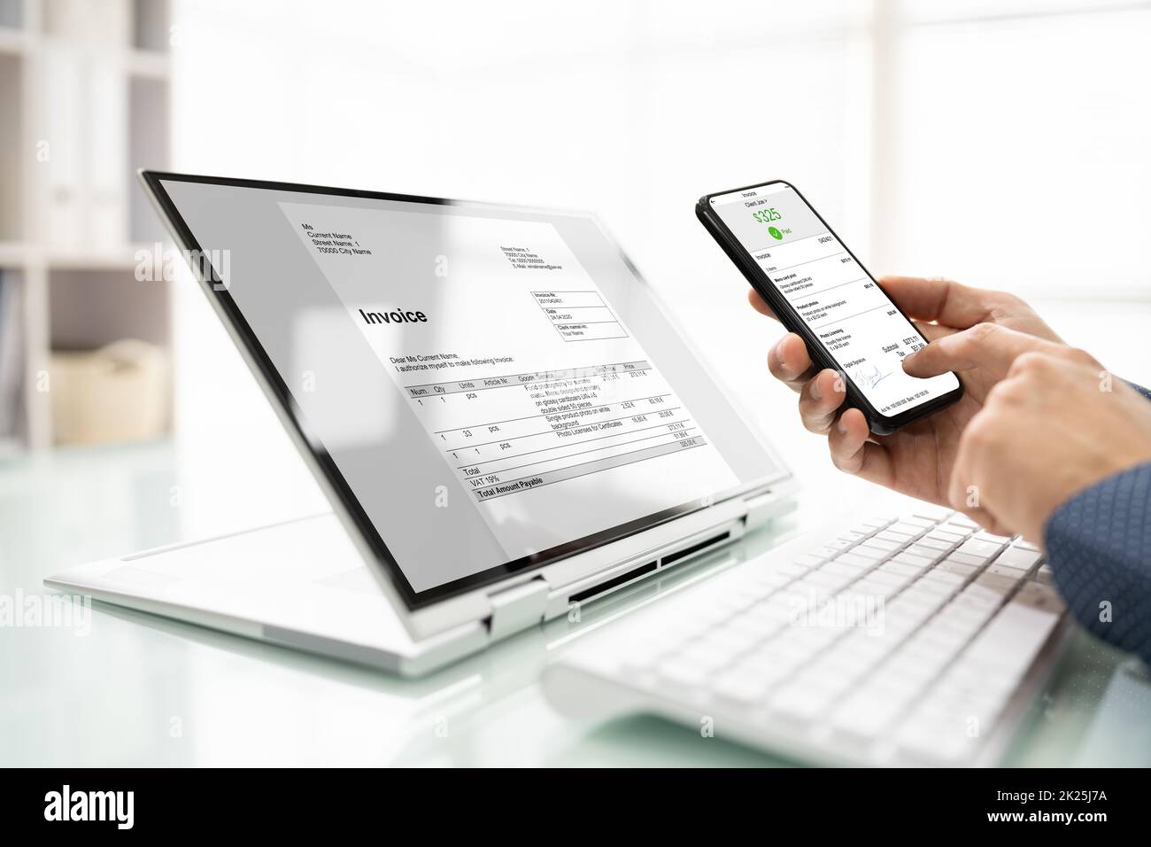 Online Digital E Invoice Statement Stock Photo - Alamy