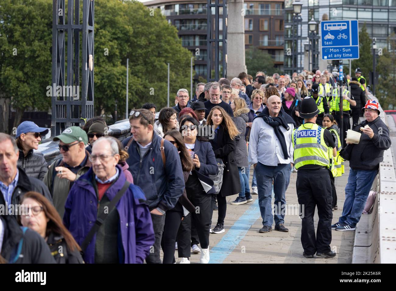 Royal mourners queue up to pay their respects and to visit the lying in ...