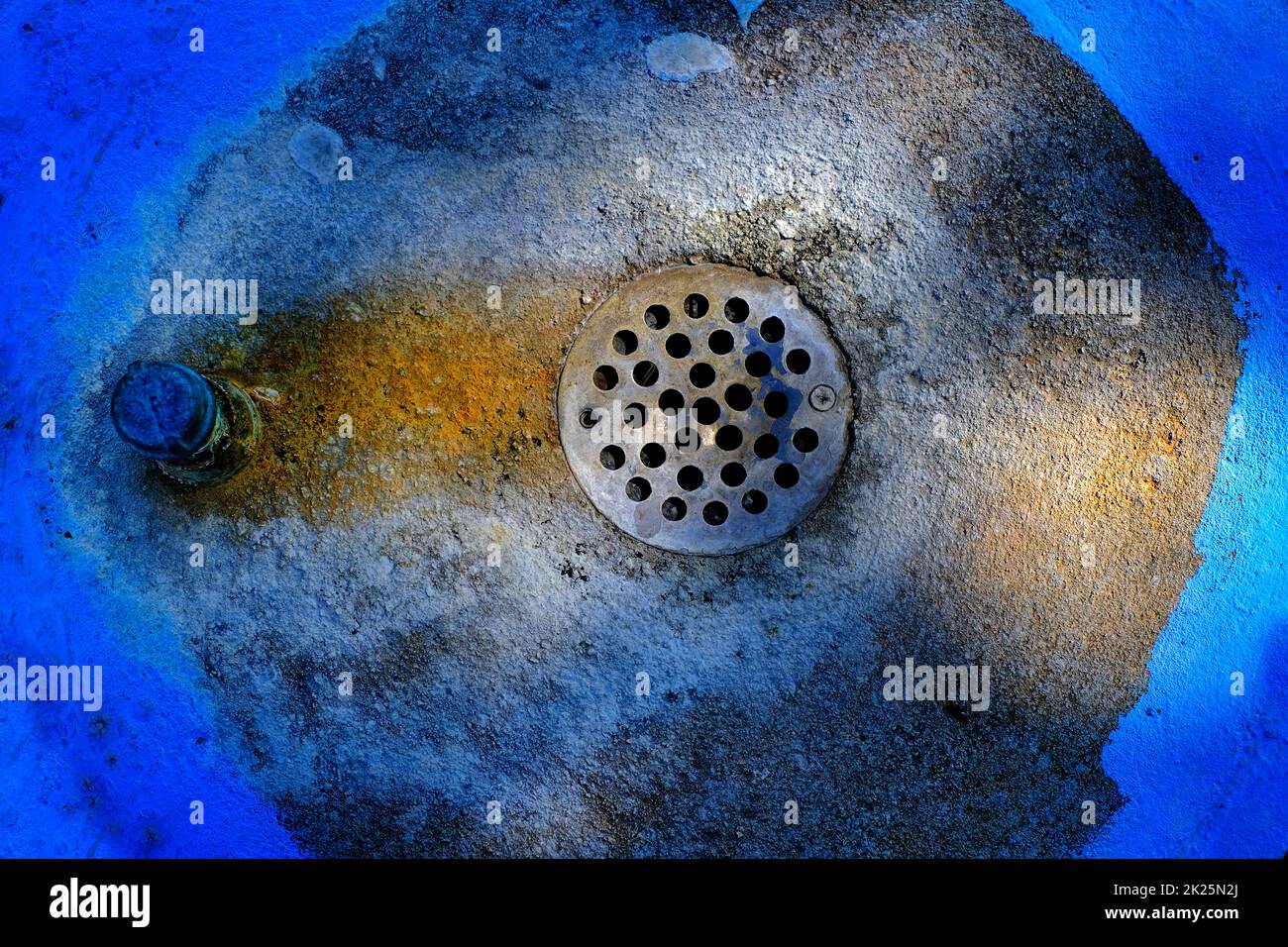 Round metal drain in blue circle sink with stains Stock Photo - Alamy