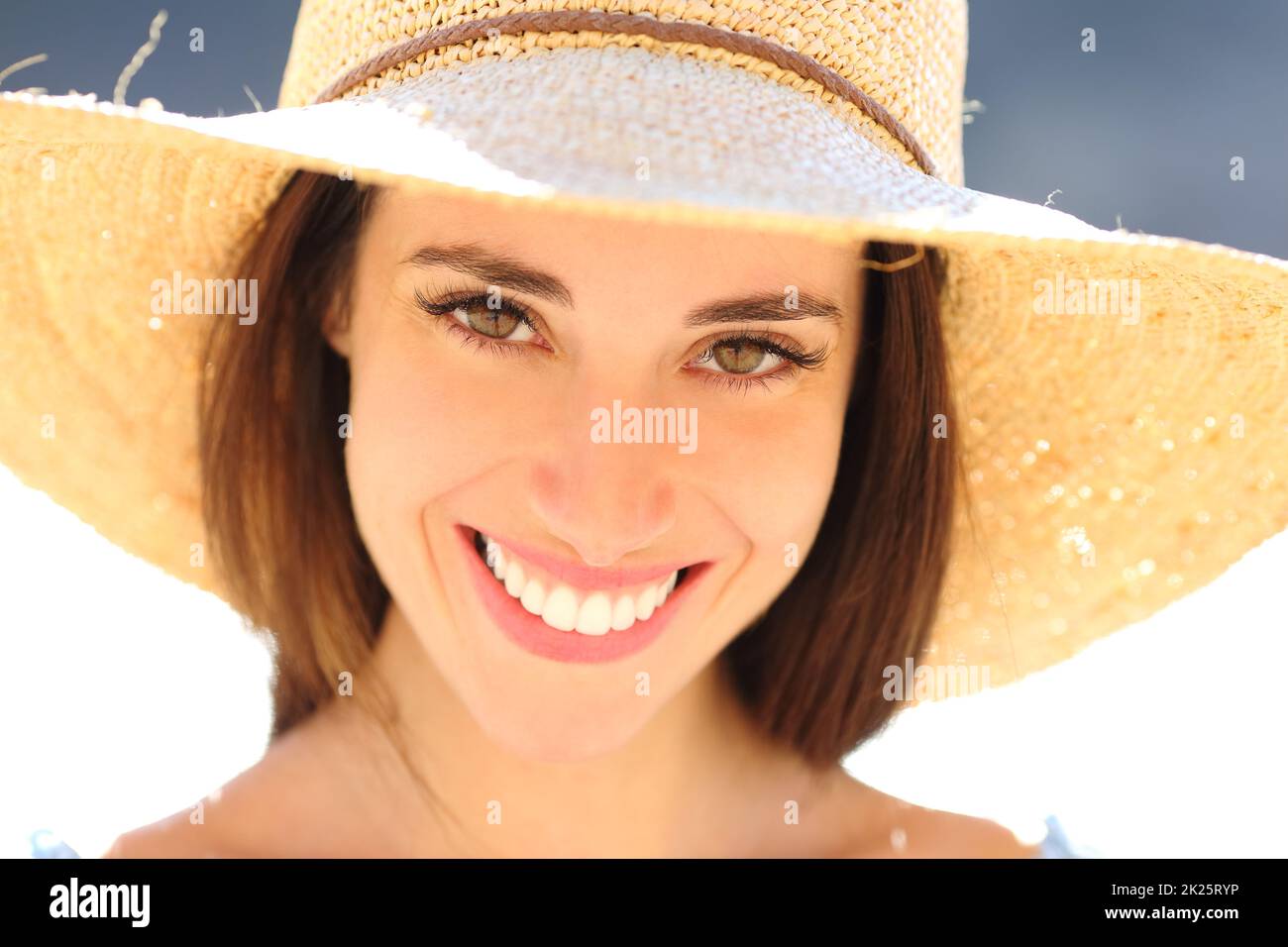 Smiley face on beach hi-res stock photography and images - Alamy