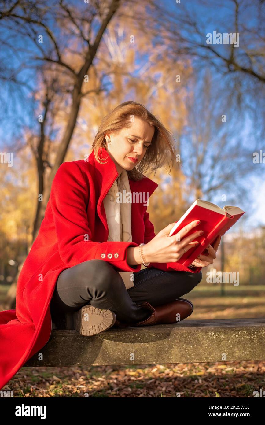 Beautiful young woman reading book hi-res stock photography and images ...