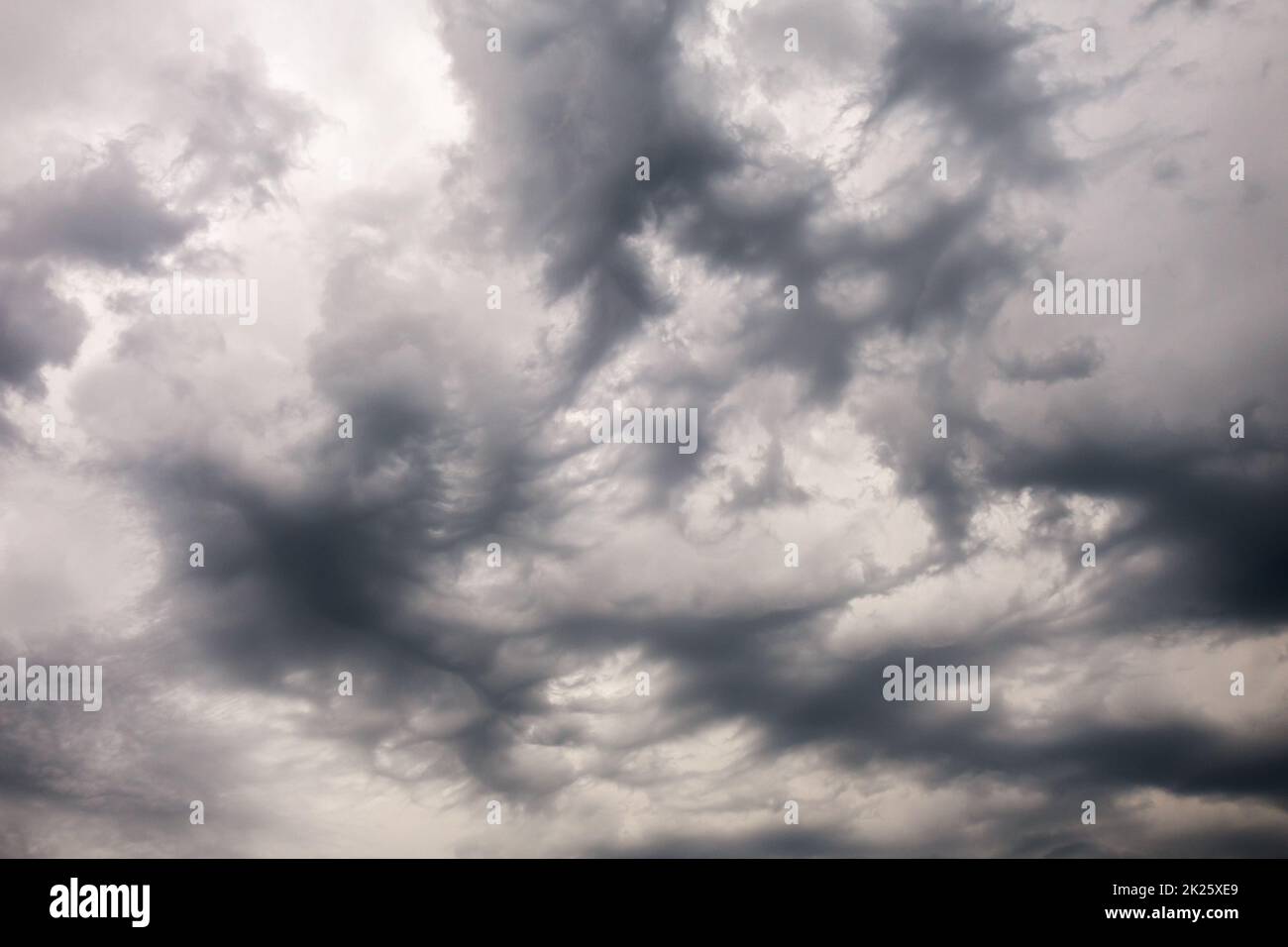 Dramatic grey cloudy sky hi-res stock photography and images - Alamy