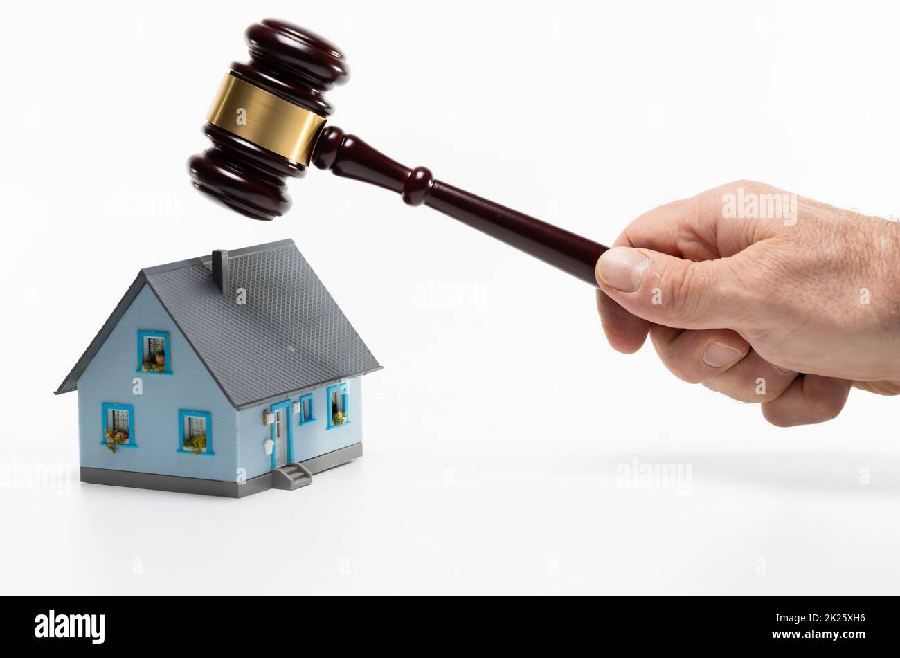 A house is being auctioned Stock Photo - Alamy