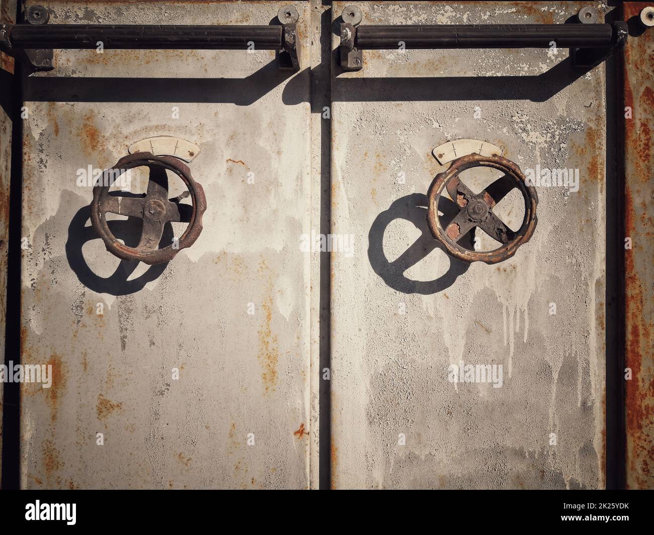 Rusty iron oil pipe valve wheel Stock Photo - Alamy