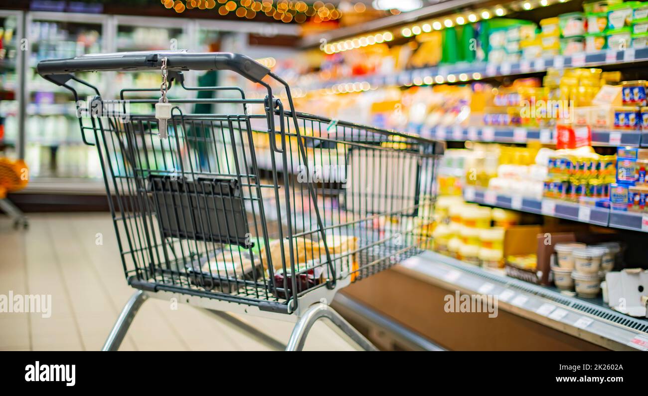 A shopping cart in a supermarket Stock Photo - Alamy
