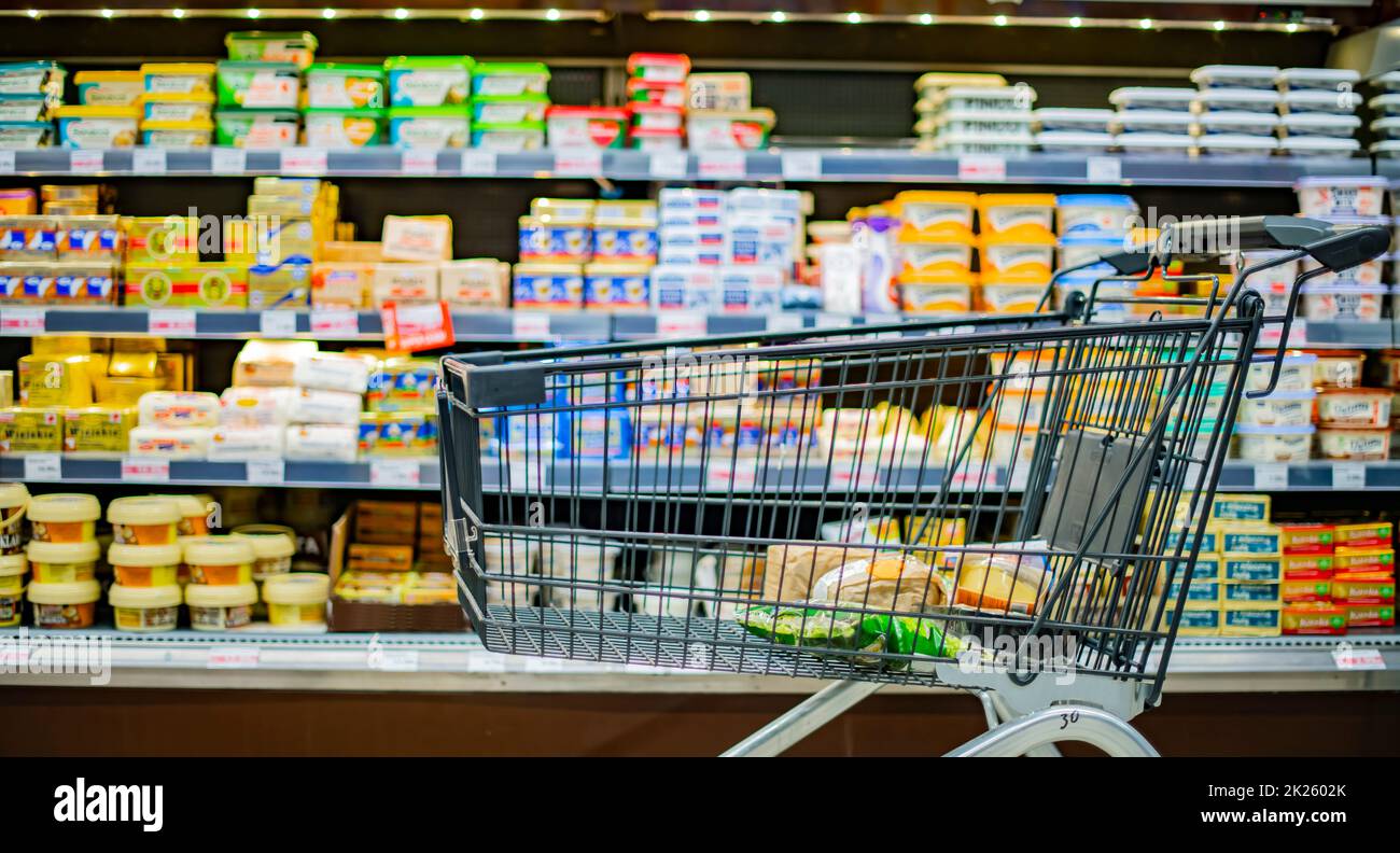 A shopping cart in a supermarket Stock Photo - Alamy