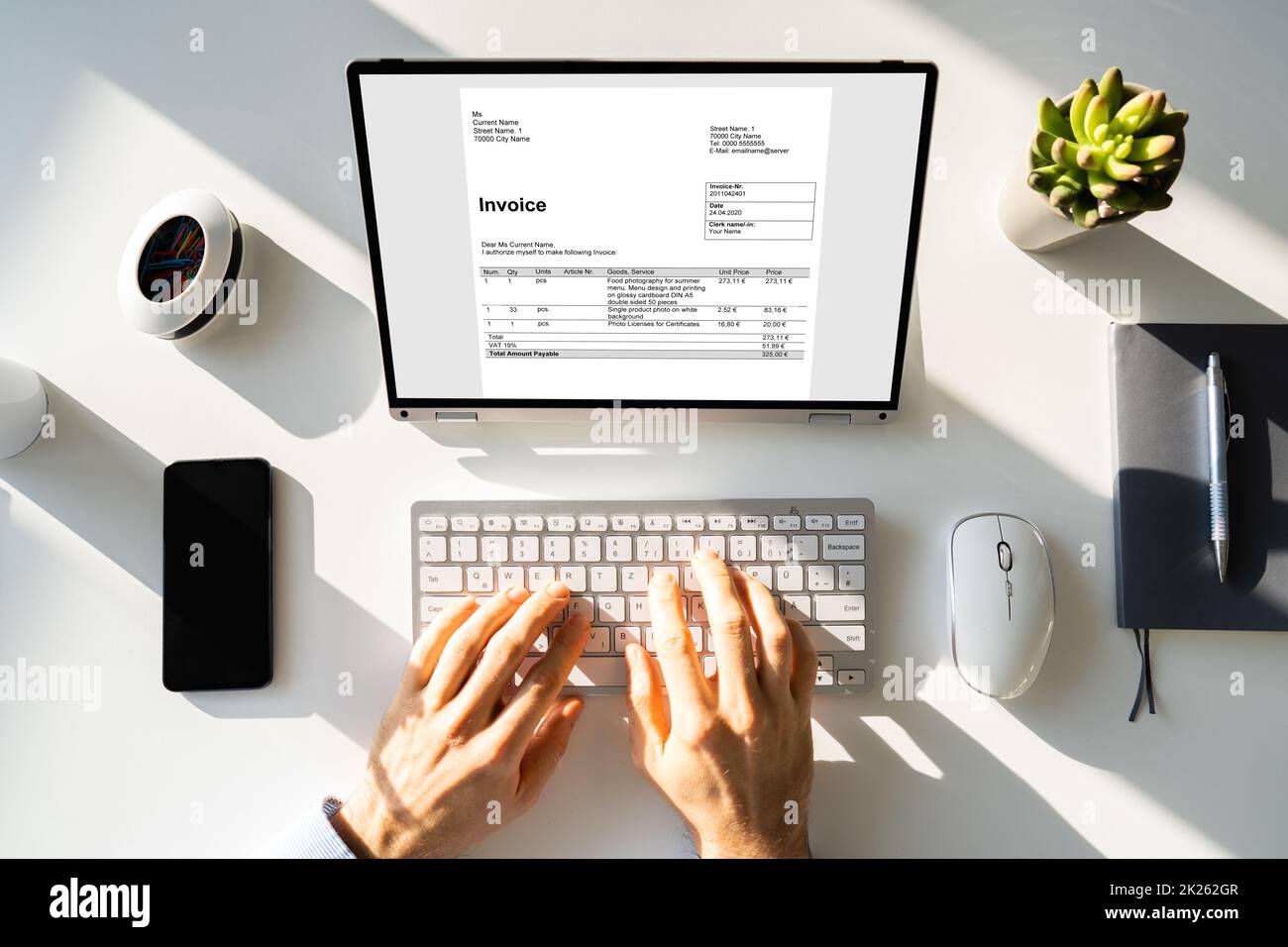 Online Digital E Invoice Stock Photo - Alamy