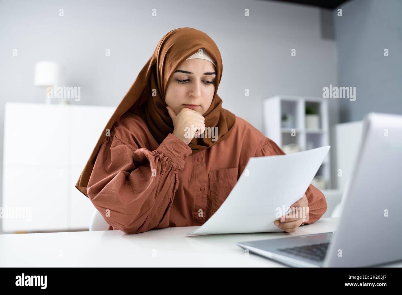 Worried woman bill hi-res stock photography and images - Alamy