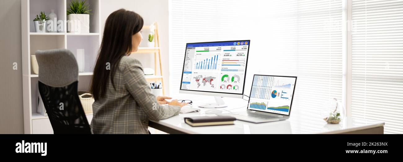 Advisor Using KPI Dashboard Stock Photo - Alamy