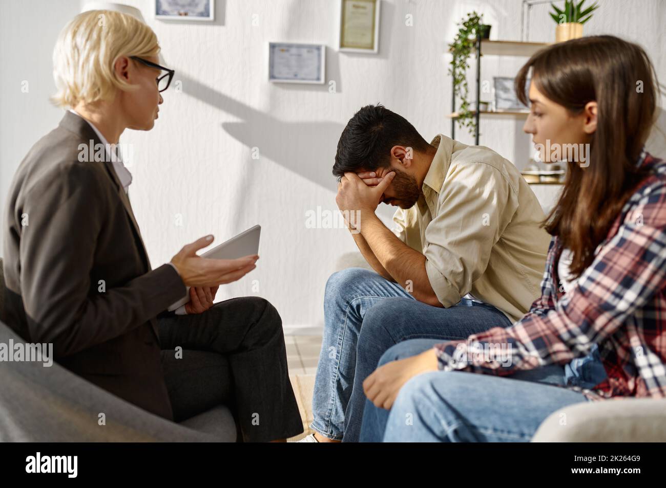 Family therapy session hi-res stock photography and images - Alamy