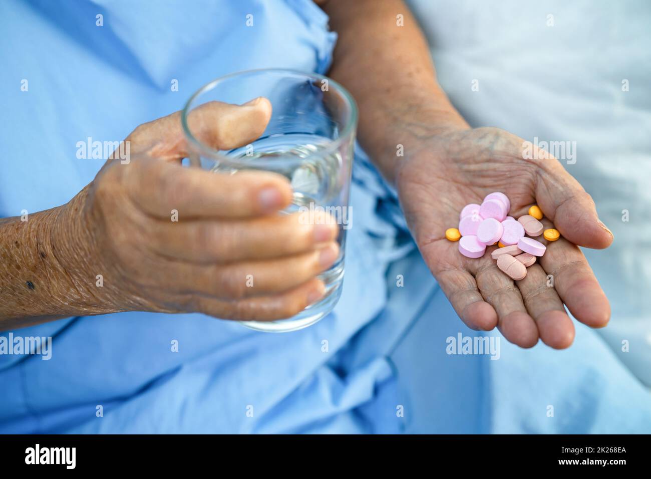 Vitamin c supplement senior hi-res stock photography and images - Alamy