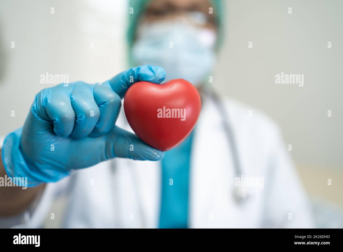 Doctor wearing ppe with mask for protect coronavirus holding red heart ...