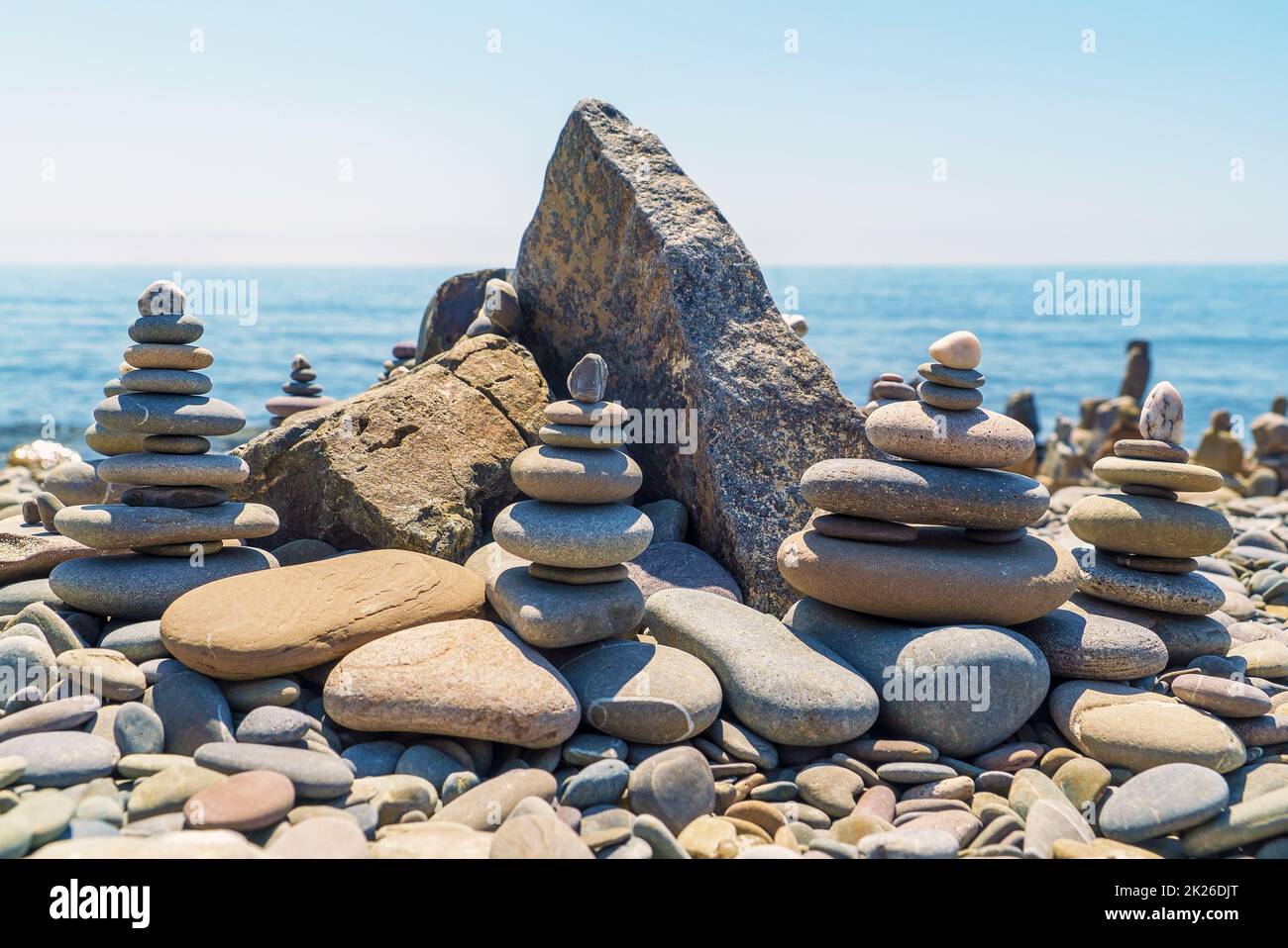 Stone pyramids laid out on the seashore Stock Photo - Alamy