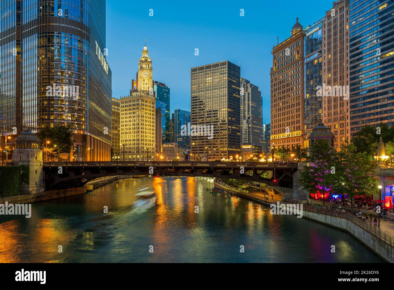 Night view of downtown skyline and Chicago river, Chicago, Illinois ...