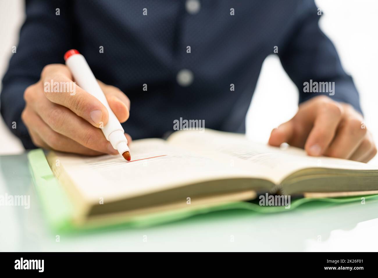 Paper page highlighter hi-res stock photography and images - Alamy
