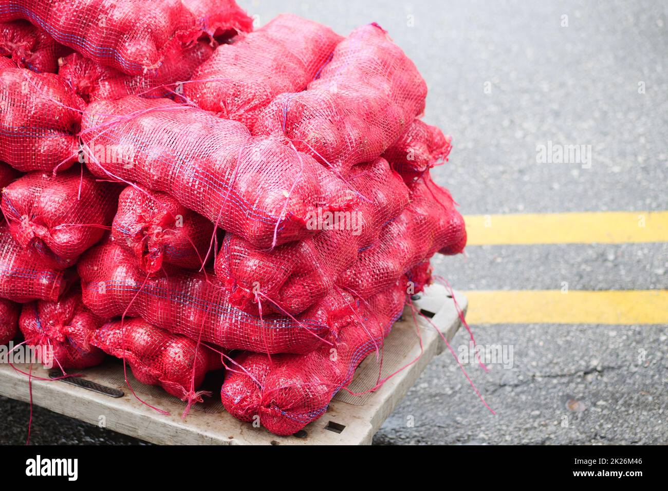 Fresh onion organ vegetable food hi-res stock photography and images ...