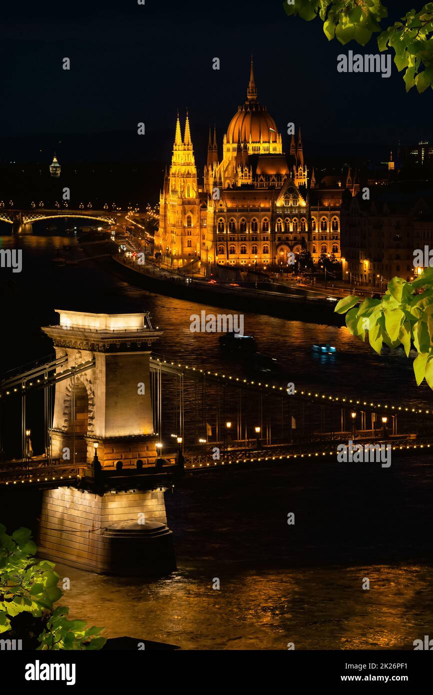 Chain bridge parliament night hi-res stock photography and images - Alamy