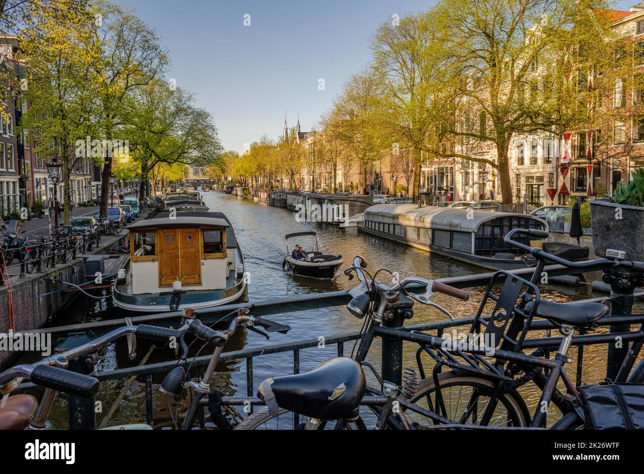 Spring evening in the West Canal belt (Grachtengordel) district ...