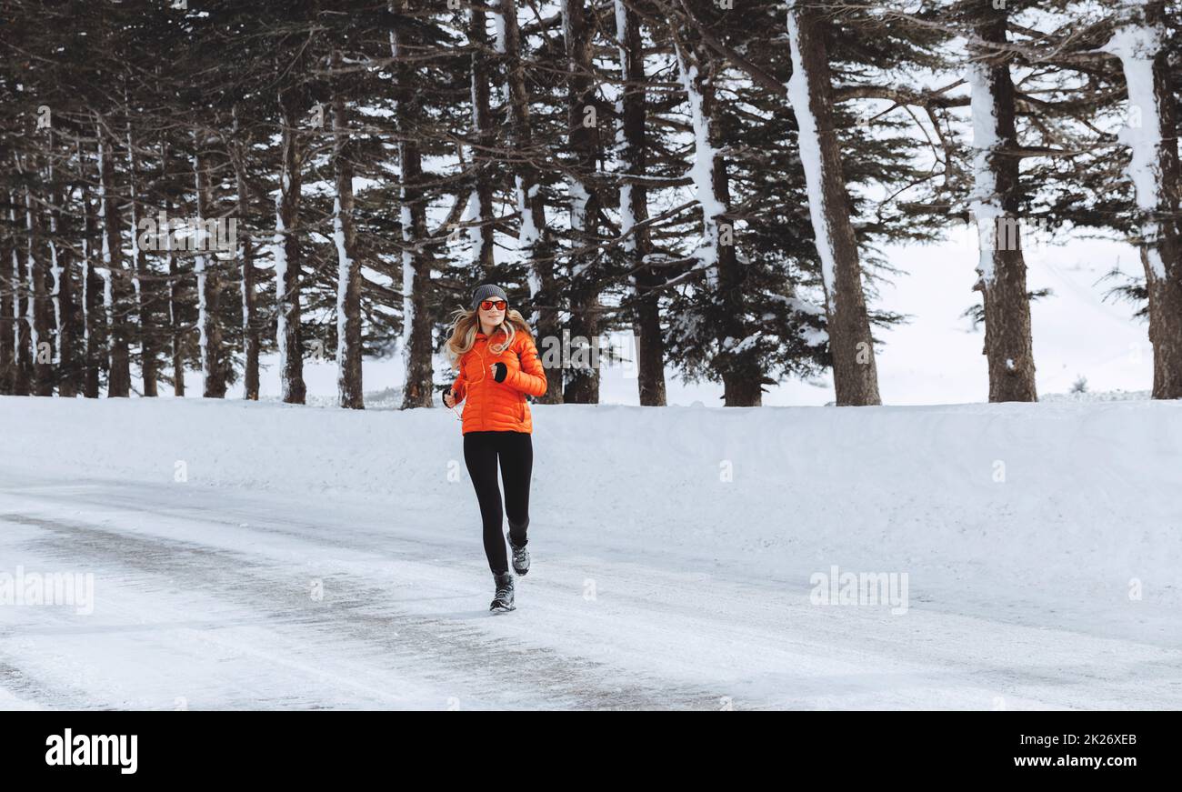 Woman running winter hi-res stock photography and images - Alamy
