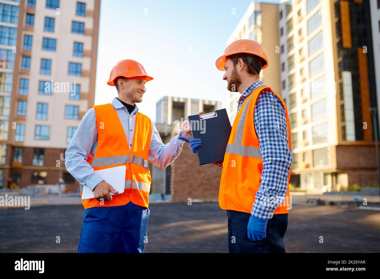 Engineer and contractor talking at construction site Stock Photo - Alamy Engineer and contractor talking at construction site Stock Photo - Alamy