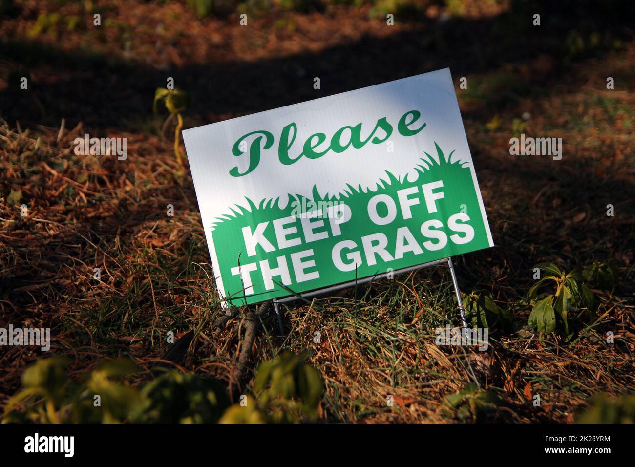 Please, Keep of the grass sign on a fall grass Stock Photo - Alamy