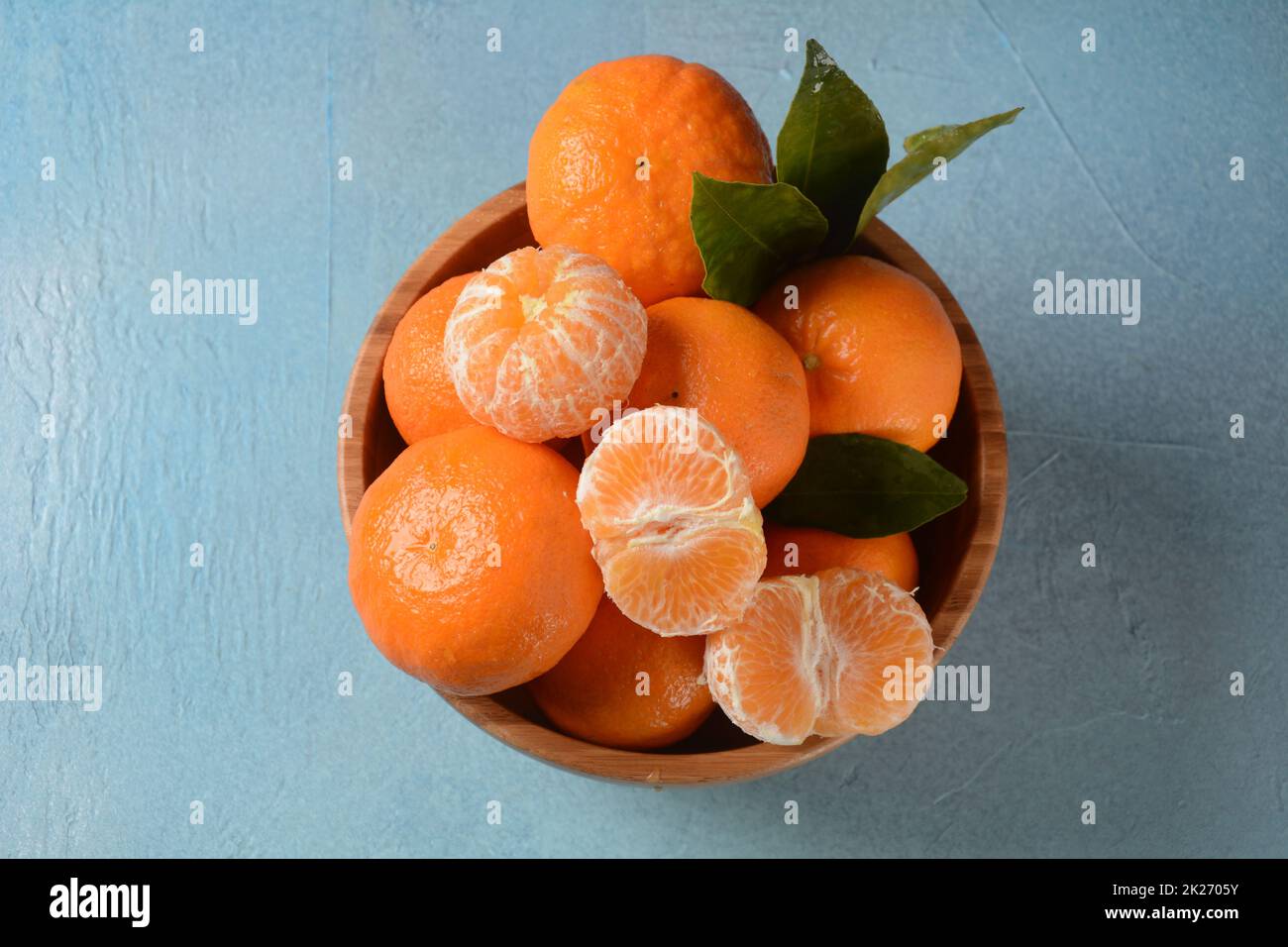 Fresh mandarin fruit with leaves from the orchard. Home gardening ...