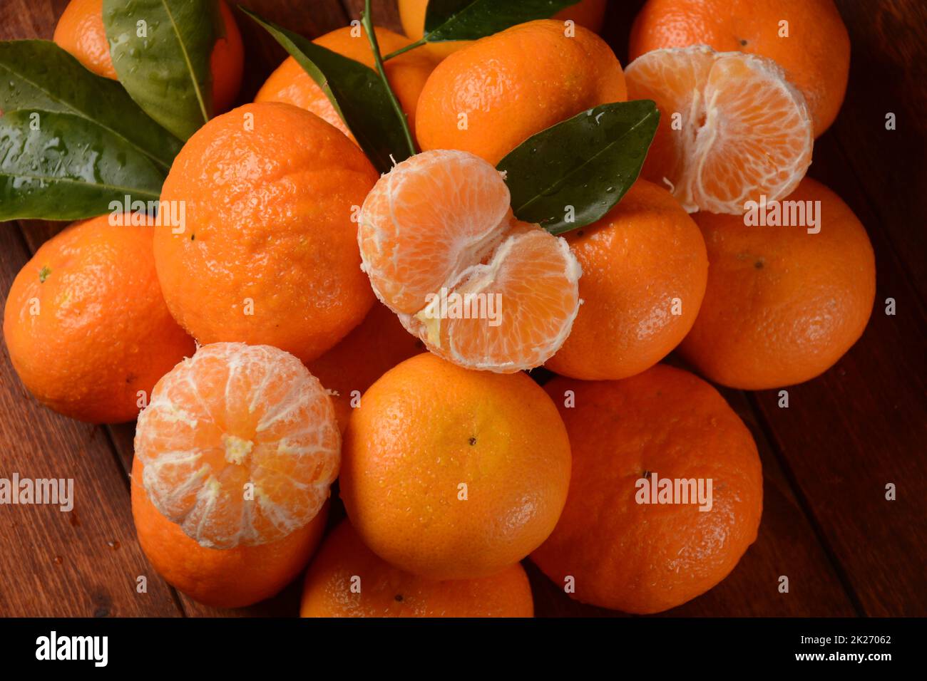 Fresh mandarin fruit with leaves from the orchard. Home gardening ...