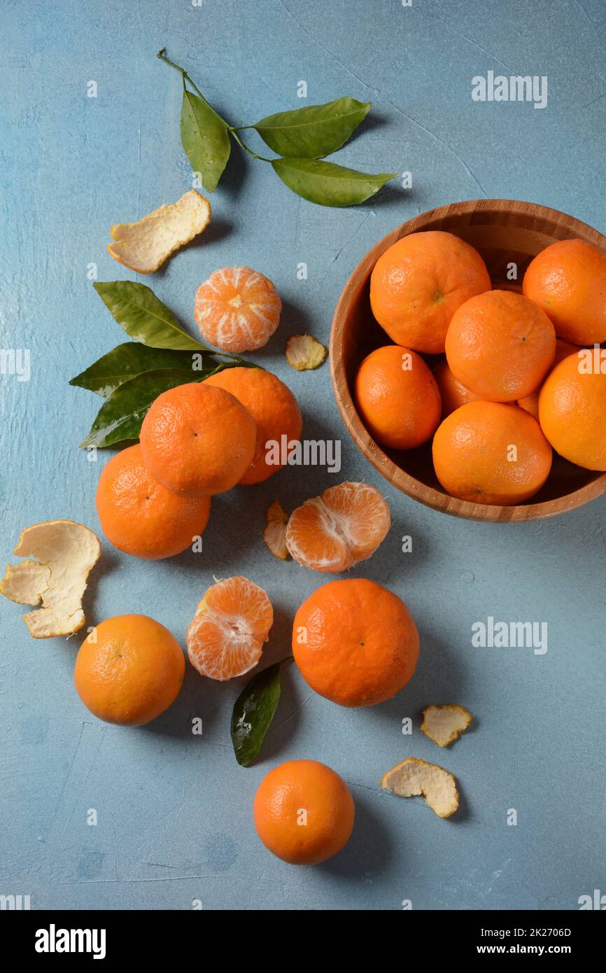 Fresh mandarin fruit with leaves from the orchard. Home gardening ...
