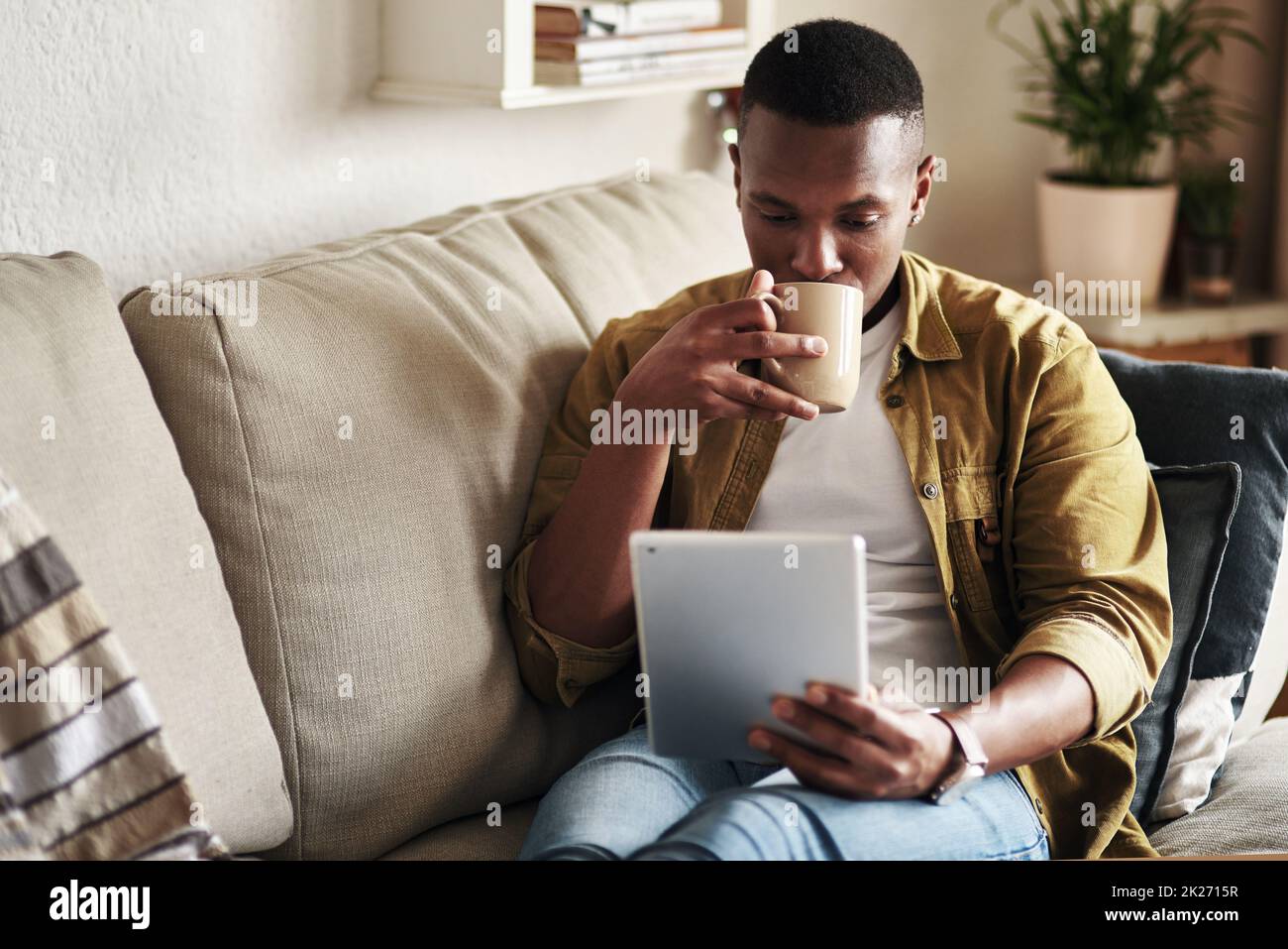 Person serving tea hi-res stock photography and images - Alamy